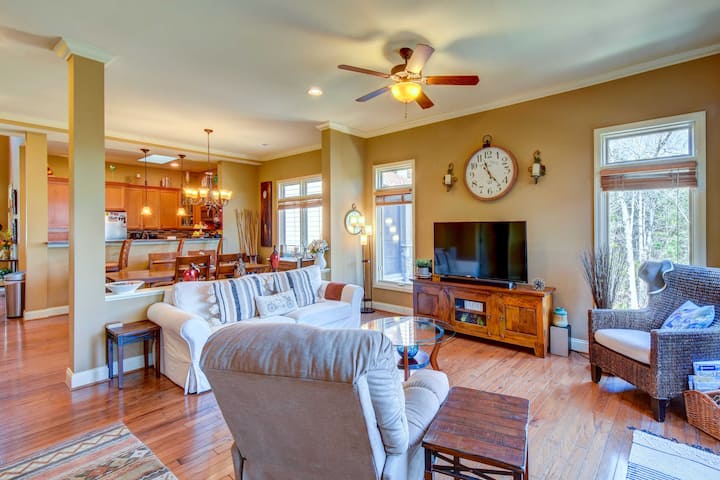 West Union Townhome W/ Patio & Lake View - Walhalla, SC