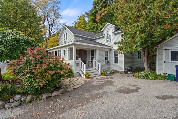 Downtown Pet Friendly - Third Street! - Petoskey, MI