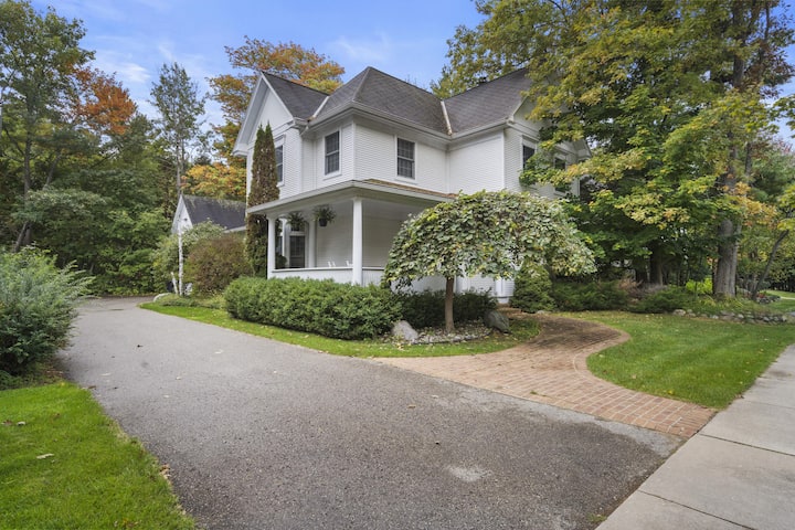 Downtown Harbor Springs! Second St- Sleeps 8+ - Harbor Springs, MI