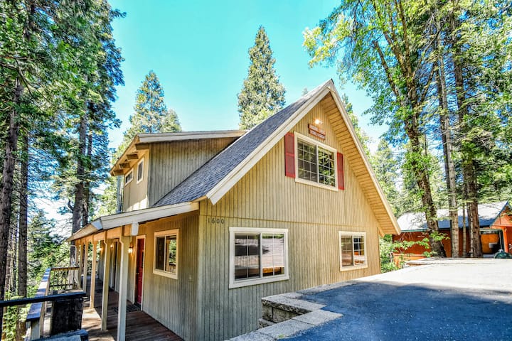 Hugging Trees - W/ Game Room, Sleeps 12 - Arnold, CA