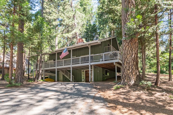 Across From Lakemont Pines Lake Sleeps 16 W/hot Tub, Pet Friendly - California