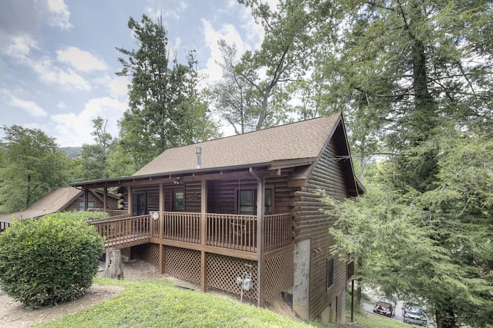 4br 4ba 1 Mi To Parkway Pool Table & Hot Tub - Pigeon Forge, TN