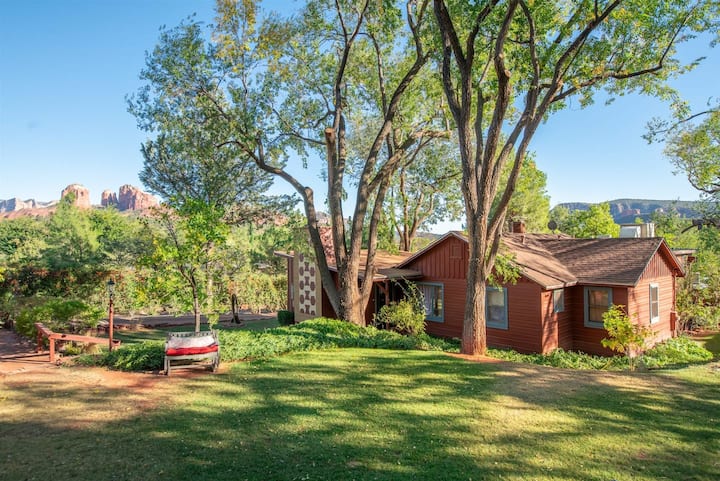 Homestead: Cozy Cabin, Creek Access , Lush Grounds - Sedona, AZ