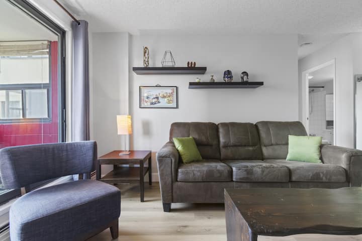 Pet-friendly Suite | Stampede, 17th, Bmo | Parking - Mount Royal University