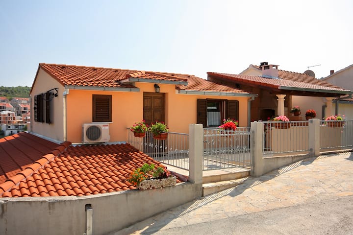 A-745-b Appartement D'une Chambre Avec La Terrasse - Milna