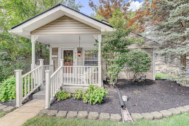 Charming Bungalow, Deck & Fire Pit - Indianapolis, IN