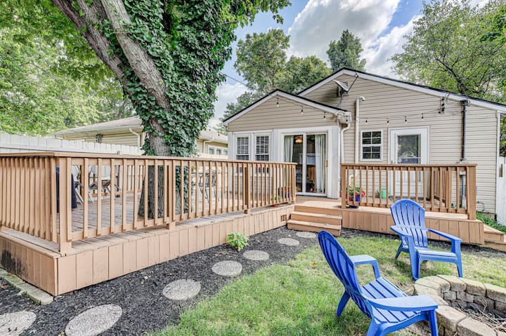 Charming Bungalow, Deck & Fire Pit - Castleton, IN
