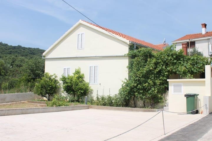 K-12078 Maison De Trois Chambres Avec La Terrasse - Dugi otok