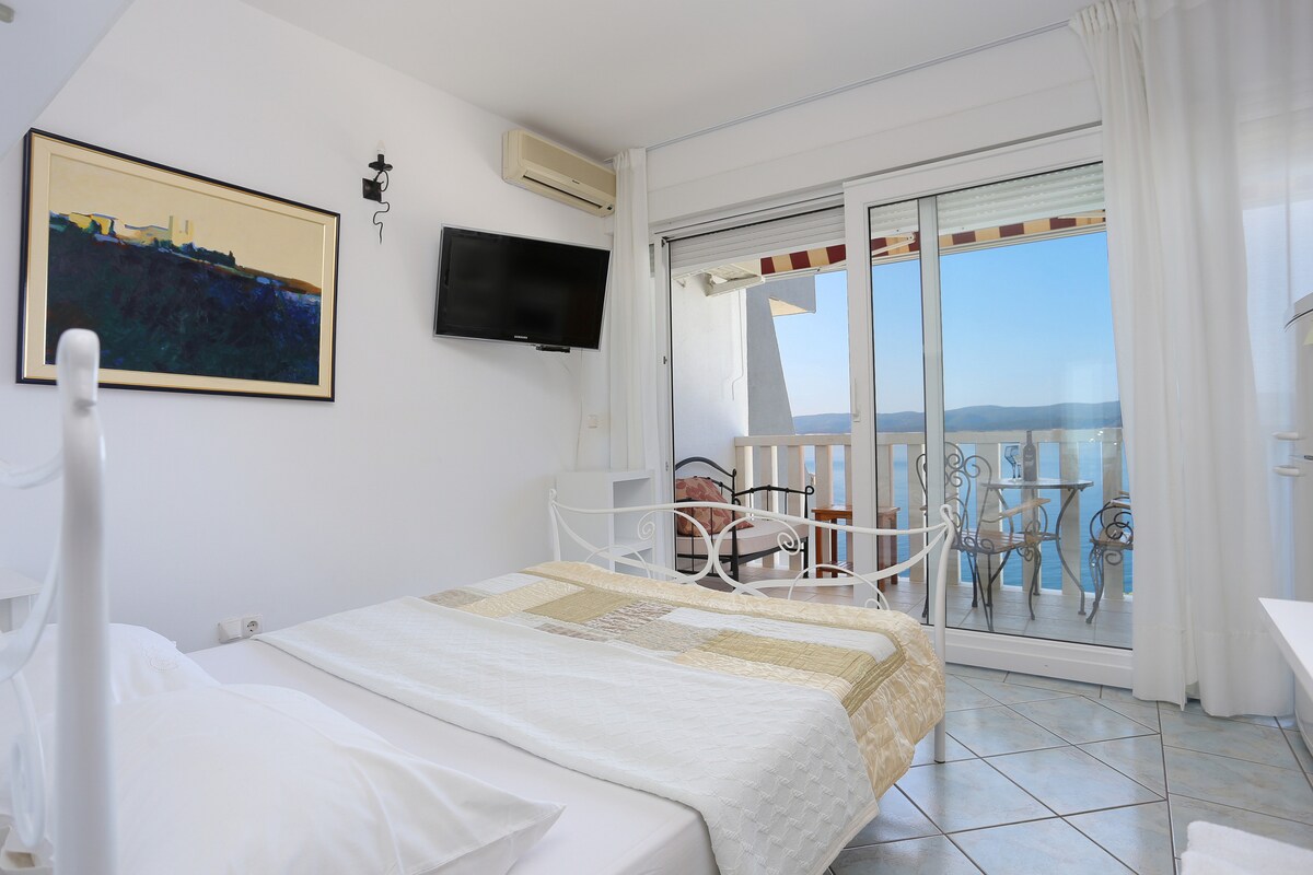 AS-13226-a Studio flat with terrace and sea view - Flats for Rent in ...