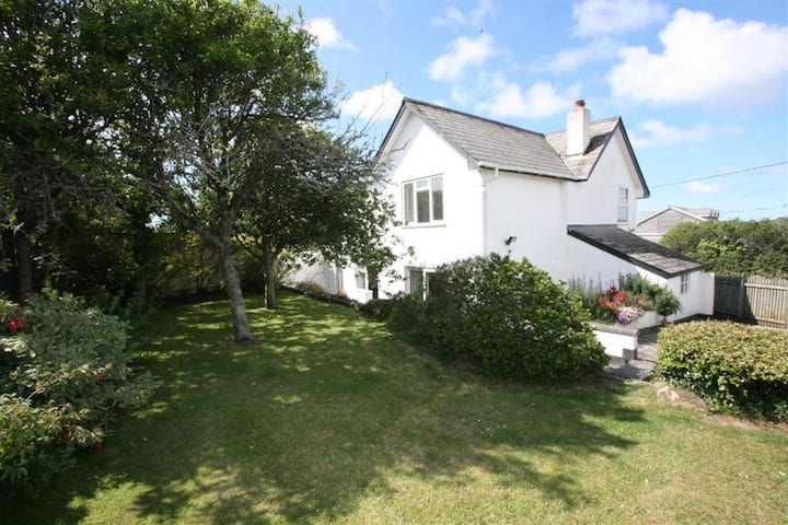 Clovelly Cottage, Crantock, Near Sandy Beaches - Crantock