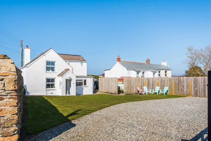 Cottage With Sea Glimpses, Near Beaches & Trails - Newquay