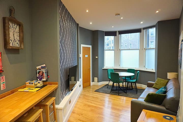 Castle Apt, Modern, Central - Edinburgh, UK