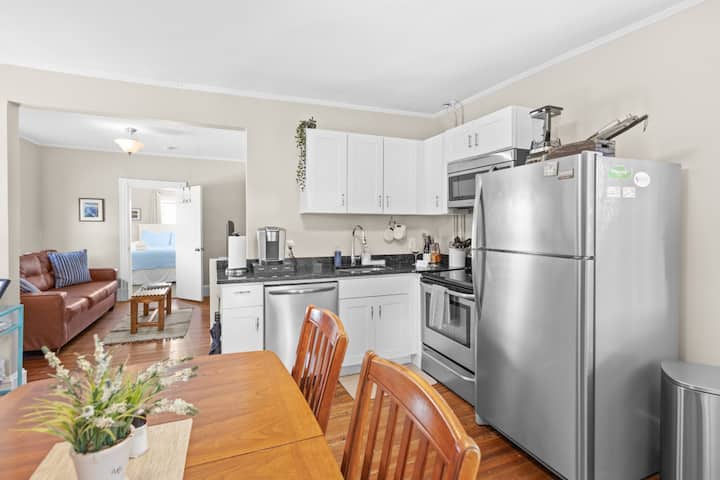 First Floor Apartment Near The Cliff Walk And More - Rhode Island