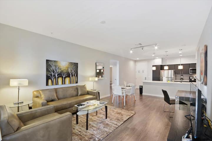 Upscale 2br In Menlo Park | Kitchen + Laundry - Woodside, CA