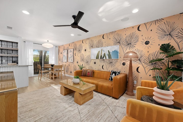 Designer Duplex Retreat, Sleeps 16, Pool, Fire Pit - Austin, TX