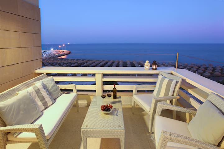 Mackenzie Beachfront Suite - Larnaca