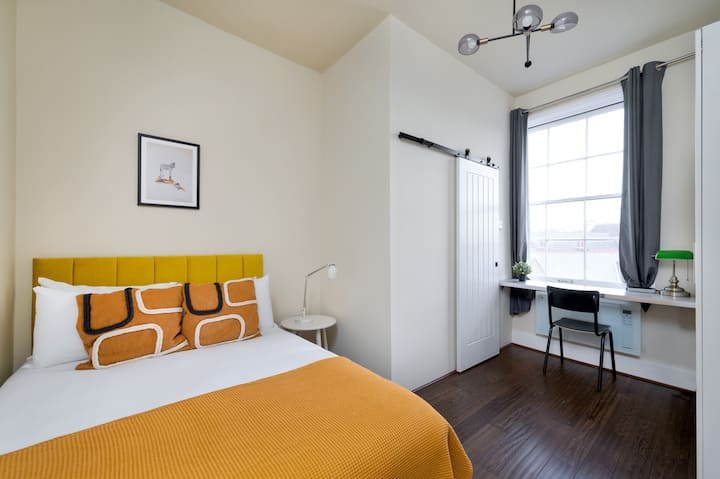 Self-contained Unit In Perfect Location - London