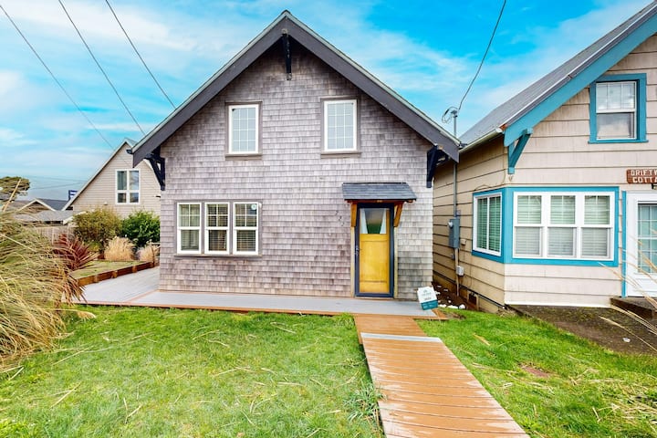 2br | Full Kitchen | Fireplace | Walk To Beach - Rockaway Beach, OR