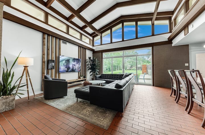 Mid-century Modern @ Texas A&m Sleeps 16+ In Style - Bryan, TX
