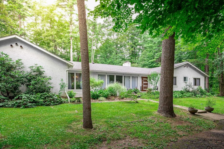 'Casa Reál' ~ Expansive Woodstock House W/ Hot Tub - Woodstock, NY