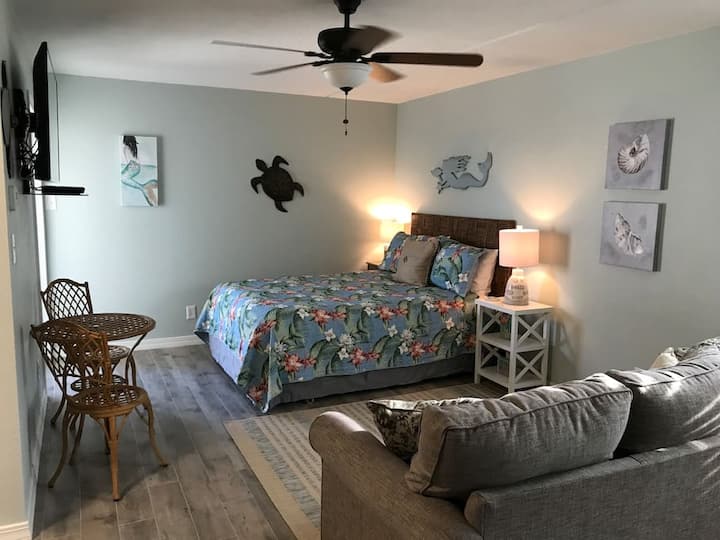 Sweet Beachfront Studio, Totally Redone! - South Padre Island