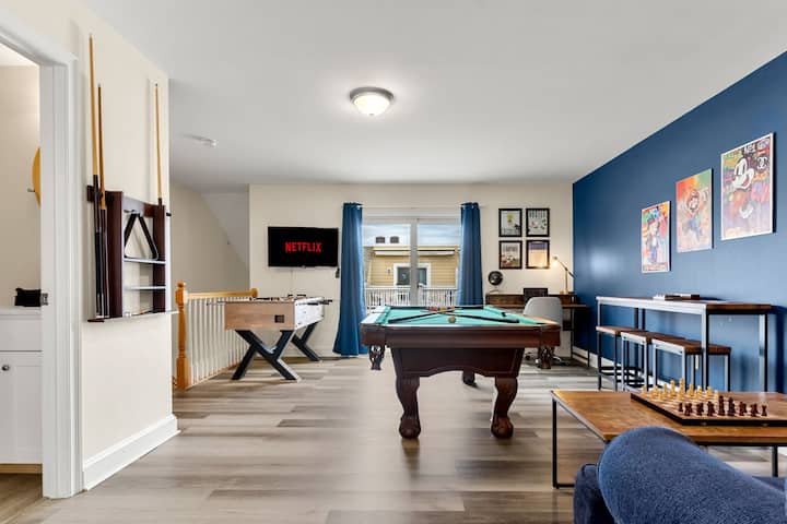 Fun Game Room | Steps To Beach | 2 Level Lux Condo - Hampton, NH