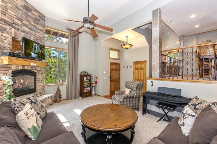 Monterey Manor: Spa! Ping Pong! Garage Parking! - California