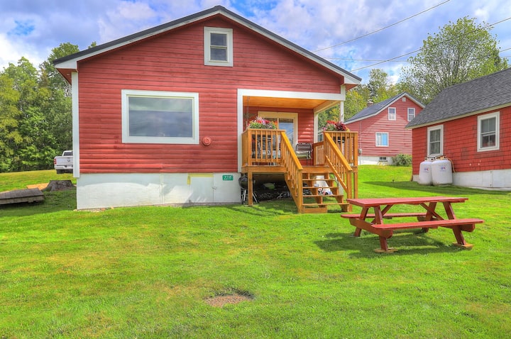 Digby's Overlook - Small Cabin Just Minutes From Downtown Rangeley, Dog Friendly - Rangeley, ME