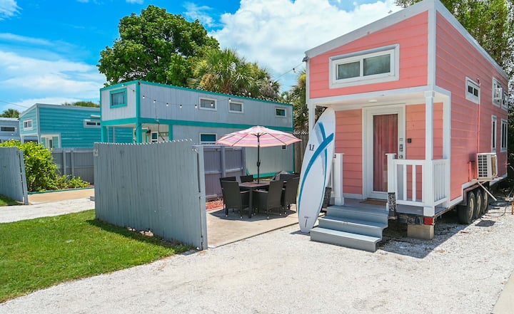 Tiny Coral Oasis-  Beachy Tiny House For Your Geta - Sarasota, FL