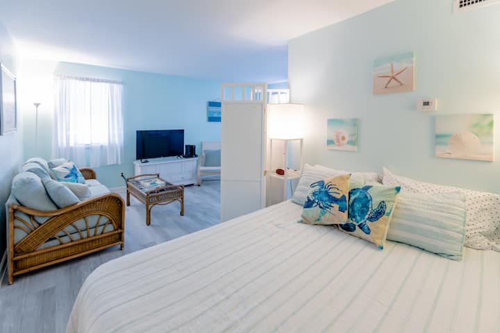 Steps From Upham Beach & Pool - St. Pete Beach, FL