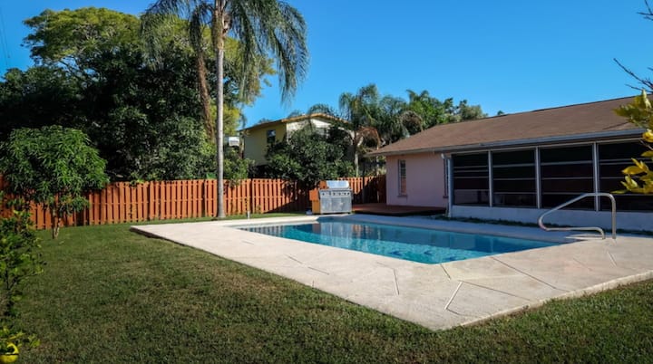 Heated Pool, Free Wifi, Close To Anna Maria Island Beach, Dog* (See Note) Friendly! - Bradenton, FL