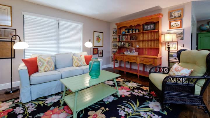 Last Minute Deal, Charming 2 Bed/2 Bath, Free Wifi, Anna Maria Island Is Just Around The Corner Or Stroll To Bay! - Anna Maria Island, FL