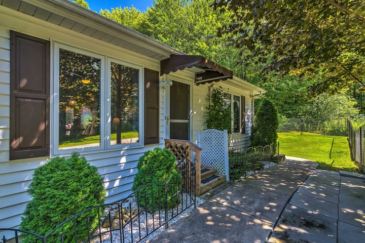 Serene Orchard Park Apartment: Large Yard & Patio! - 波士頓