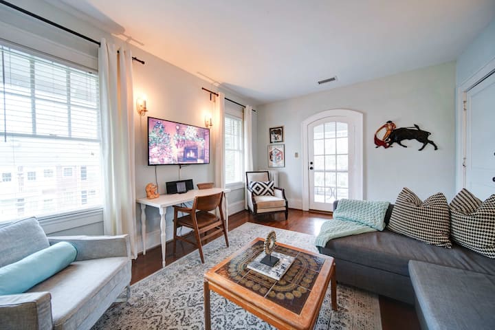 The Home Collection: Historic 1br Retreat With Bal - Charlotte, NC