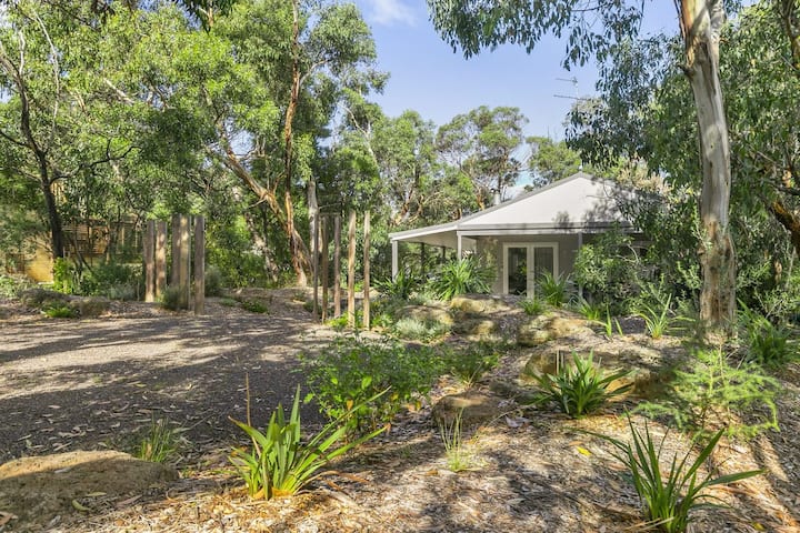 Hopkins Retreat I Walk To Beach I Native Garden - Fairhaven