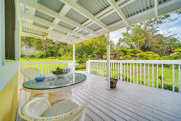 7 Mi To Volcanoes Np: Serene Cottage W/ Deck! - Volcano, HI