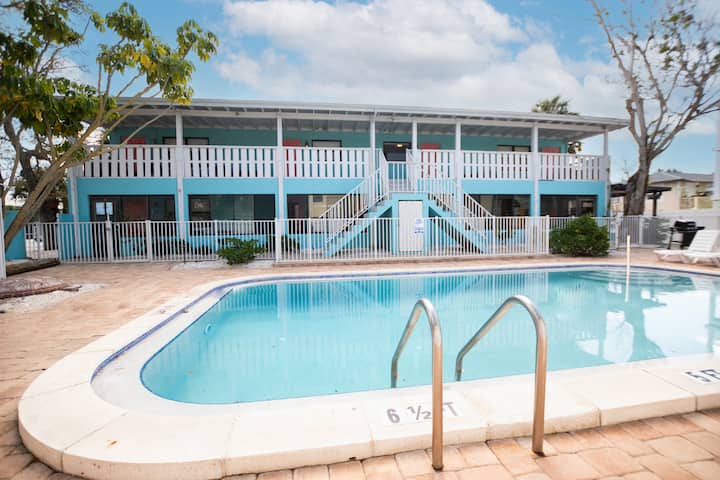 Entire Beach Property With Four Private Units (Each Sleeps Up To 6), Shared Pool, And Room For Up To 24 Guestswalk To The Beach And Enjoy Your Own Private Group Retreat.  Small Events, Corporate Retreats, Bachelorette Parties Welcomed! - Tampa Bay, FL