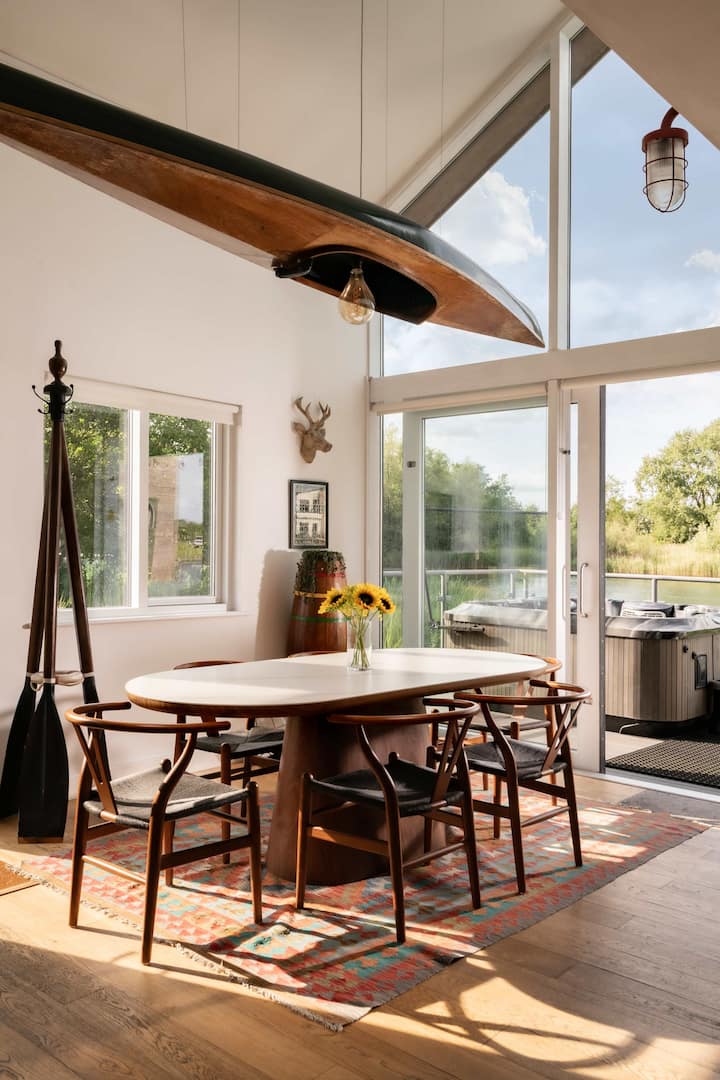 Mallard | Lakehouse Cotswolds Stay + Hot Tub - Cirencester