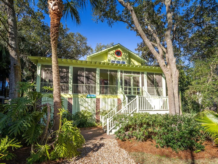 Blue Skies | Backyard Fire Pit, Screened Porch - Tybee Island, GA