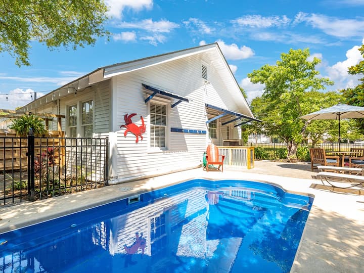 Beach Bum Inn | Large Pool, Dual Kitchens, Porch! - Tybee Island, GA