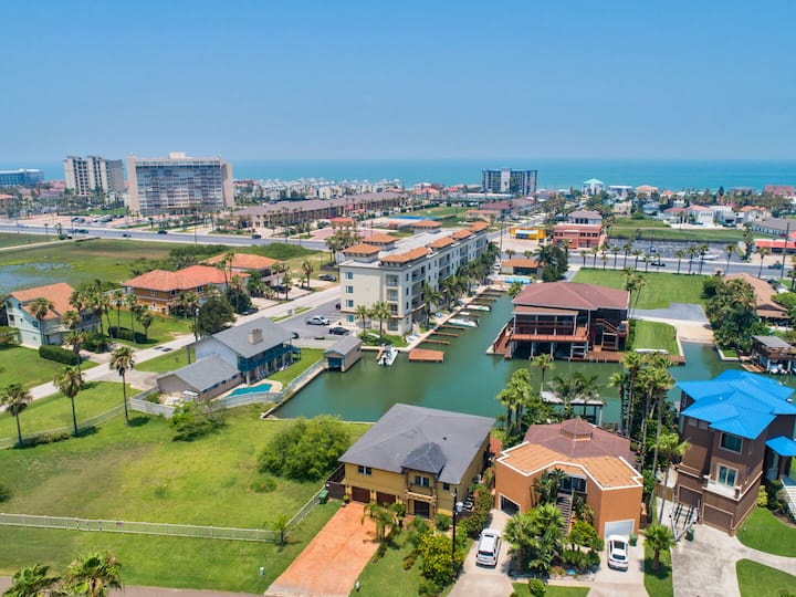 Cozy Condo On The Canal! Boat Slip, Heated Pool & Water Views - Walk To Clayton's! - Port Isabel, TX
