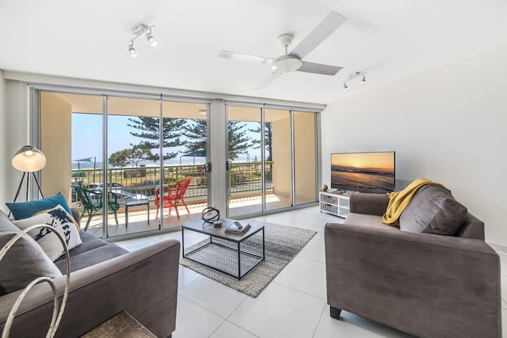 Bright & Chill Beachfront Apartment W/ Balcony - Coolangatta