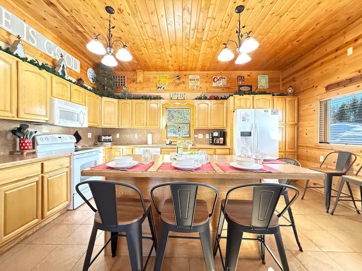 Yellowstone 32 Mi | Hot Tub | Wifi | Playground - Island Park, ID