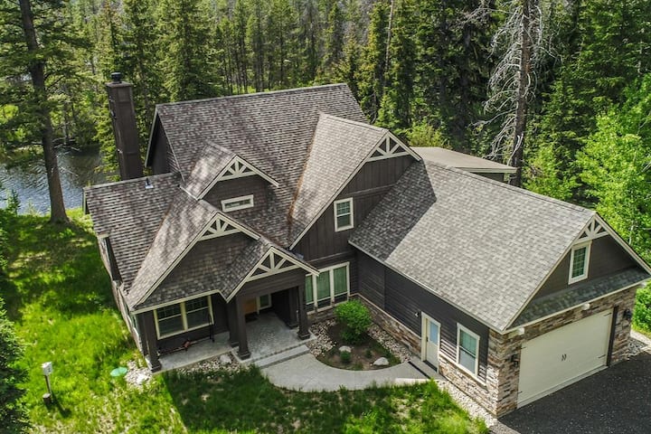 Luxury Shoreline Cabin Overlooking Lake Cascade - Donnelly, ID