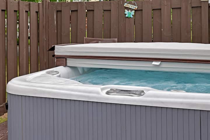 Saratoga Backyard Spa Retreat | Hot Tub + Pool - Saratoga Springs, NY