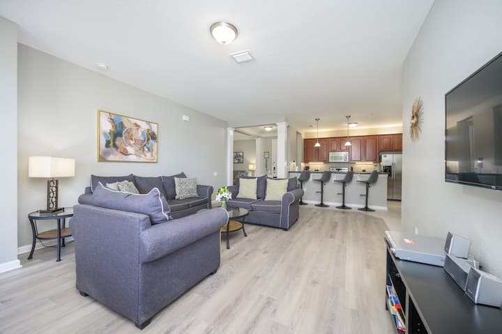 Beautiful Lake View Condo, Vista Cay-1004 -