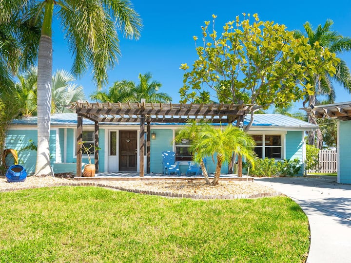 The Salty Beach Cottage: Canal-front, Pool - Anna Maria, FL