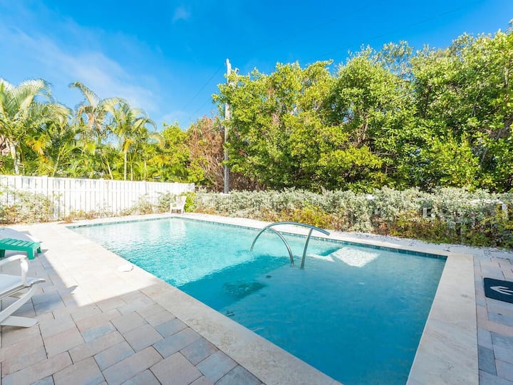 Seashellter: Florida Style Pool Home Centrally Loc - Holmes Beach, FL