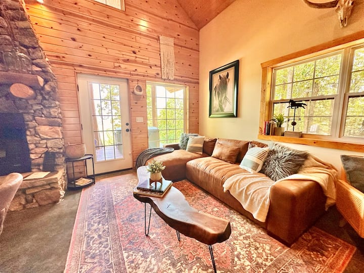 Hilltop Cabin + Hot Tub, Wi-fi, & Fireplace Bliss - Arkansas