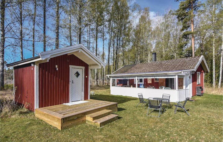 2 Bedroom Awesome Home In Hammarö - Karlstad